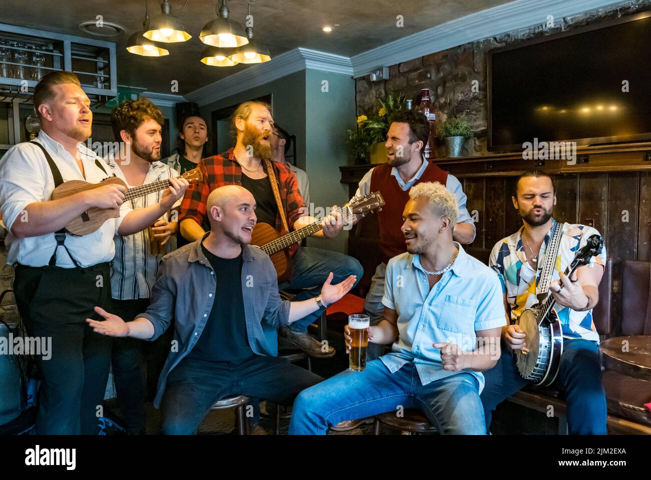 Singing pub hi-res stock photography and images - Alamy