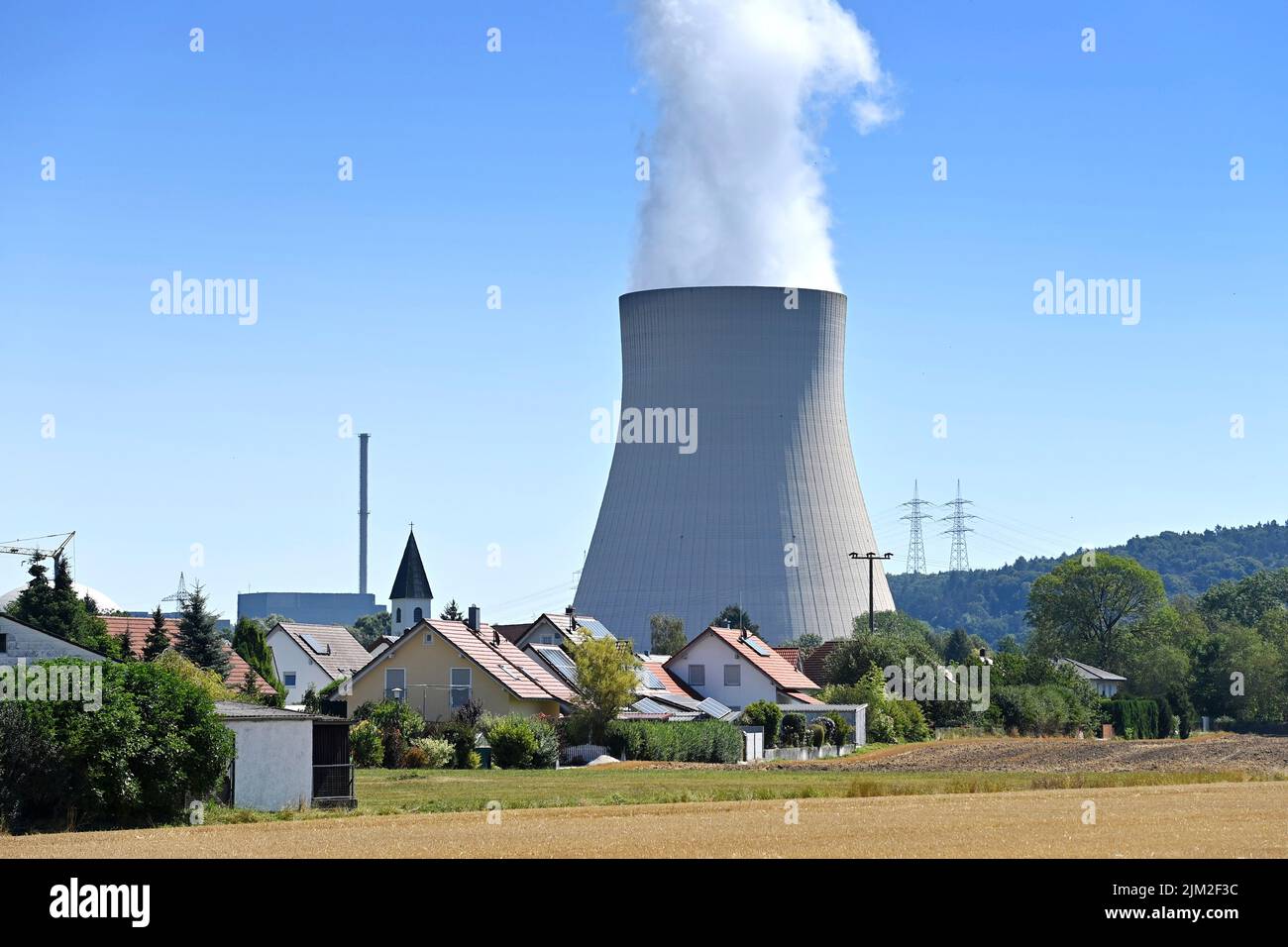 Watenbacherau, Deutschland. 04th Aug, 2022. The ISAR 2 nuclear power plant with the huge cooling ...