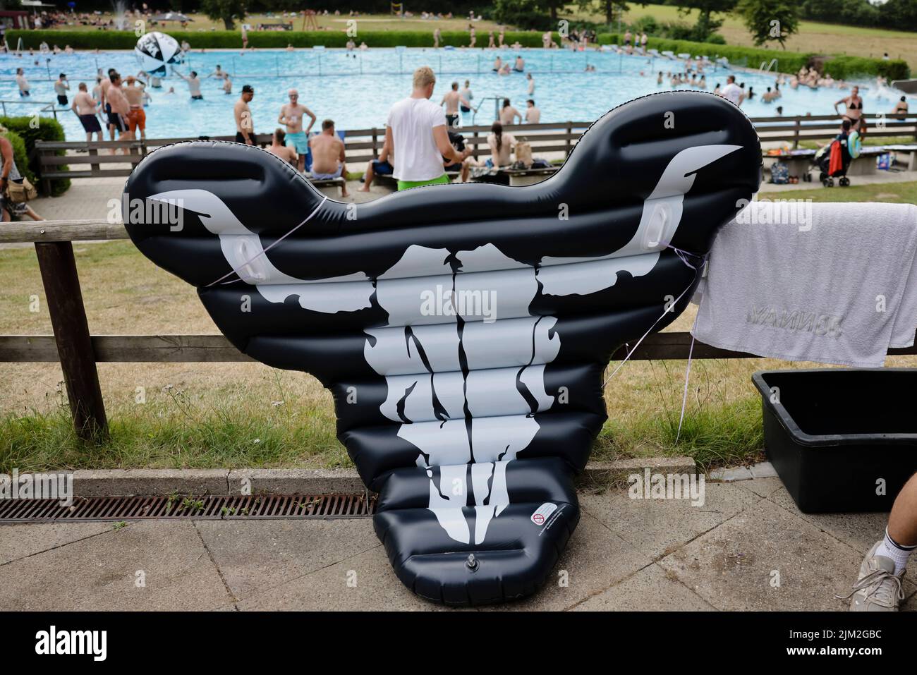 Wacken, Germany. 04th Aug, 2022. An inflatable Bullhead, emblem of the ...