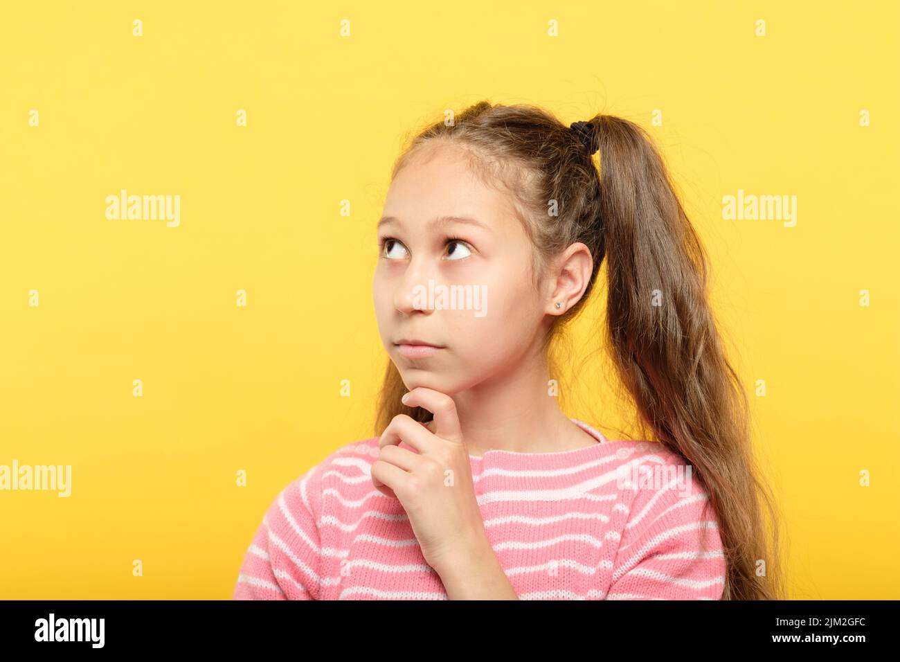 interested thoughtful girl looking up sideways Stock Photo - Alamy
