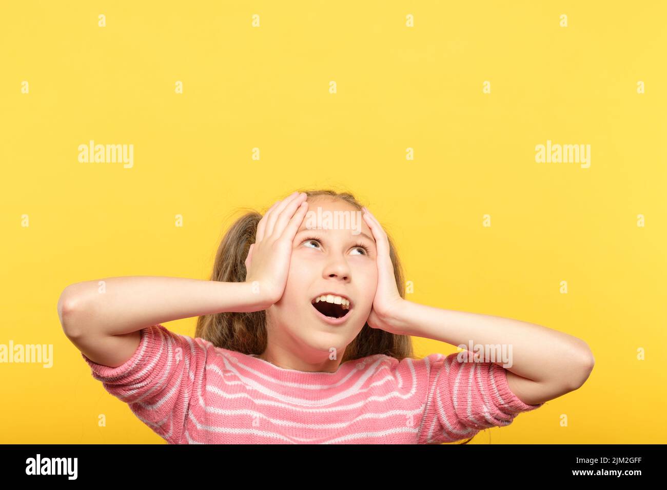 speechless shocked gasping girl look above Stock Photo - Alamy