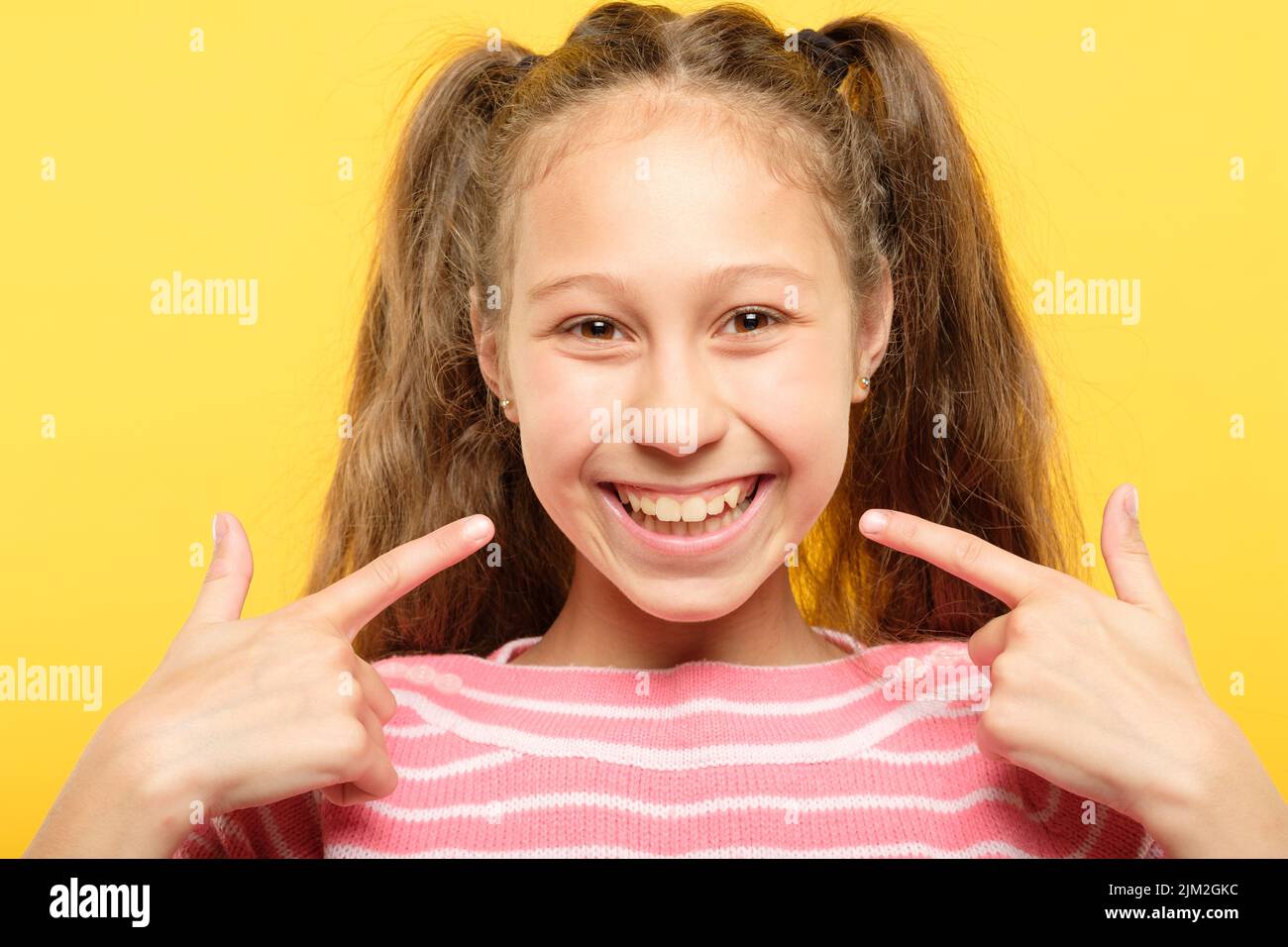 happy girl point smile child dentist healthy teeth Stock Photo - Alamy