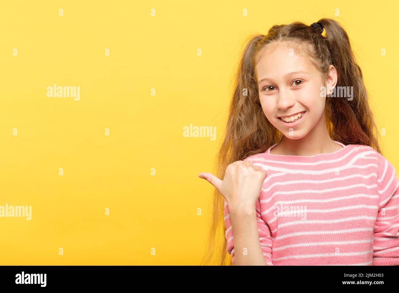 Finger pointing left hi-res stock photography and images - Alamy