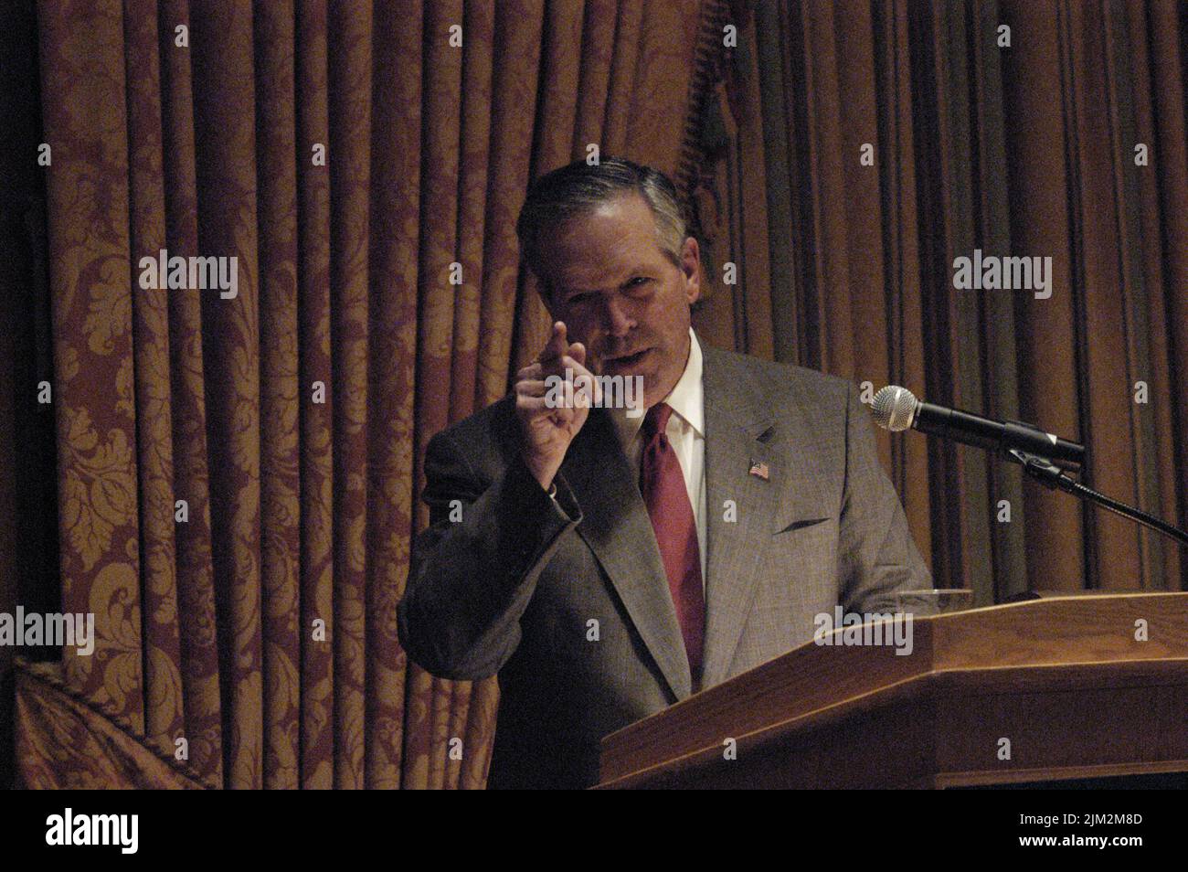 The real estate roundtable hi-res stock photography and images - Alamy