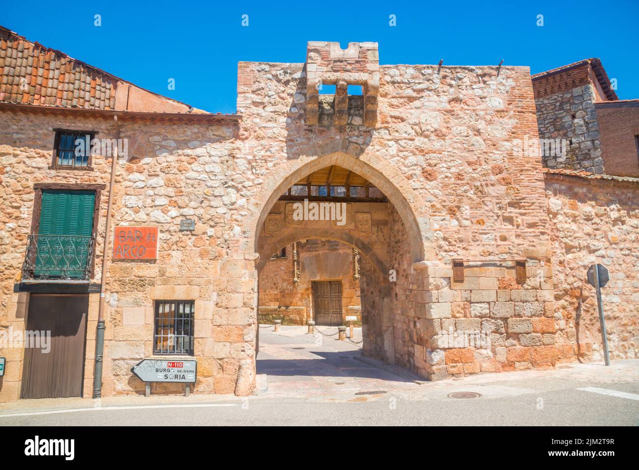 Puertas de arquitectura medieval hi-res stock photography and images ...