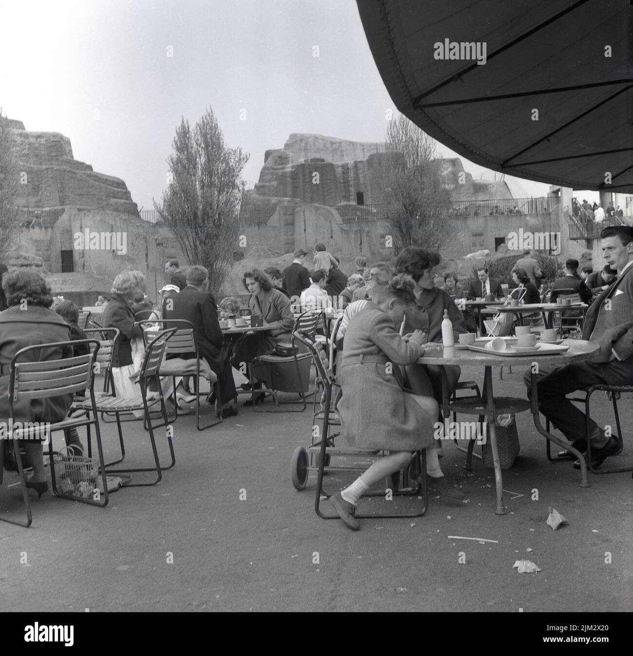 1967, historical, visitors to London Zoo, Regents Park, London, England ...