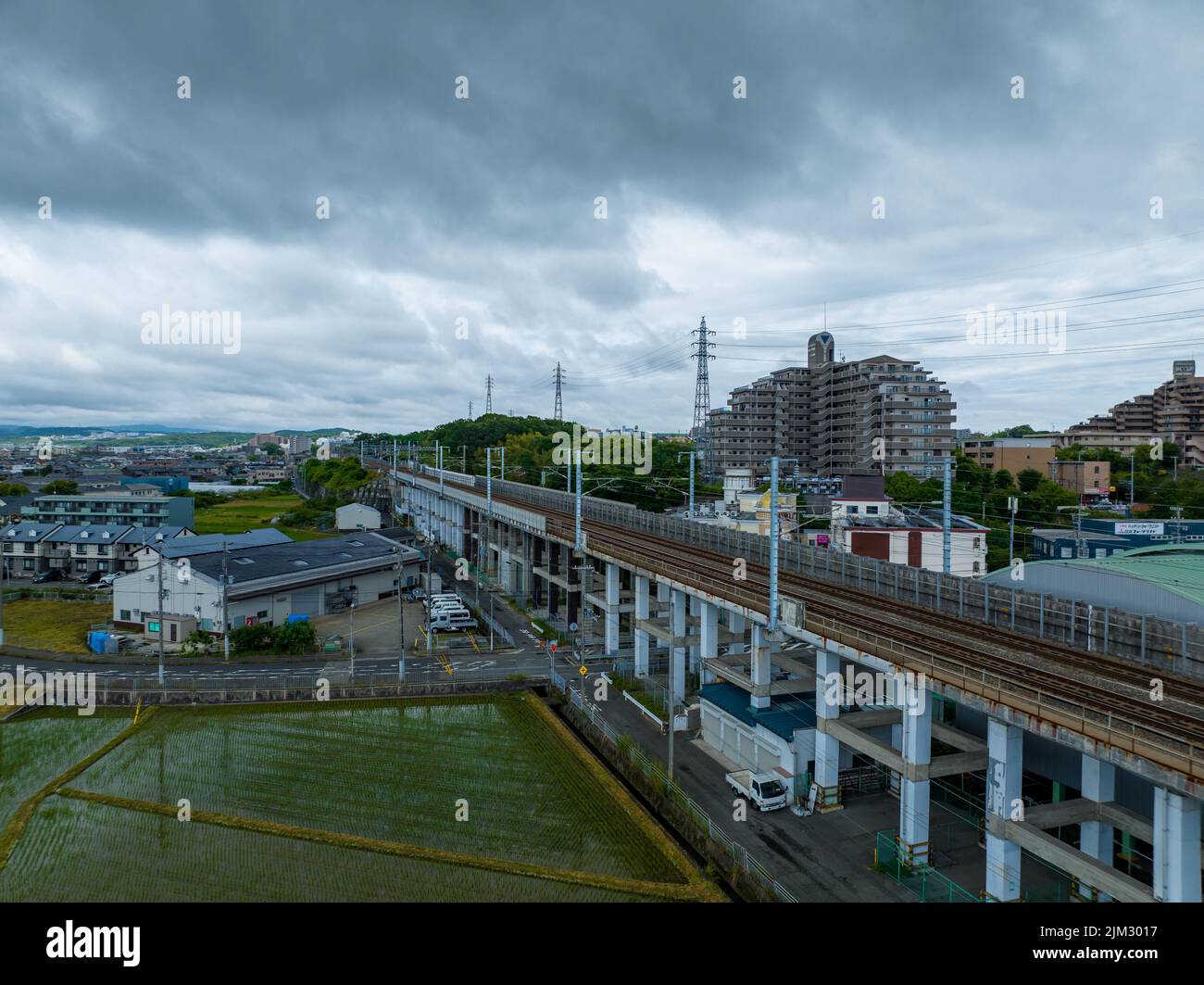 Traffic under elevated train tracks hi-res stock photography and images ...