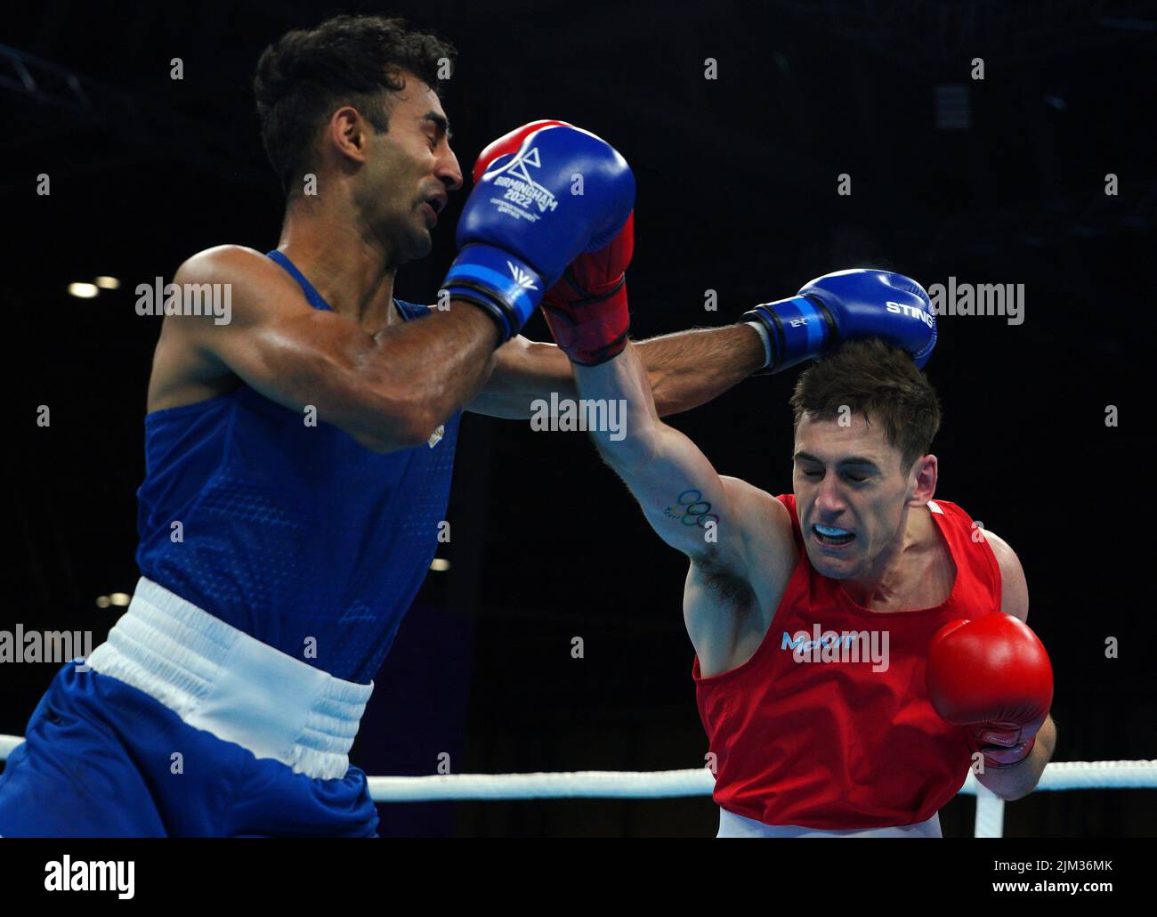 Northern Ireland's Aidan Walsh (Red) and England's Mohammed Harris ...