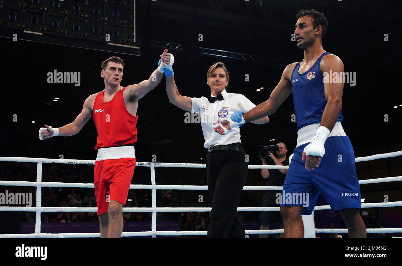 Northern Ireland's Aidan Walsh (Red) celebrates beating England's ...