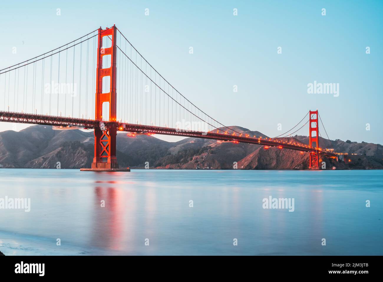 A beautiful scene of the Golden Gate Bridge in San Francisco ...