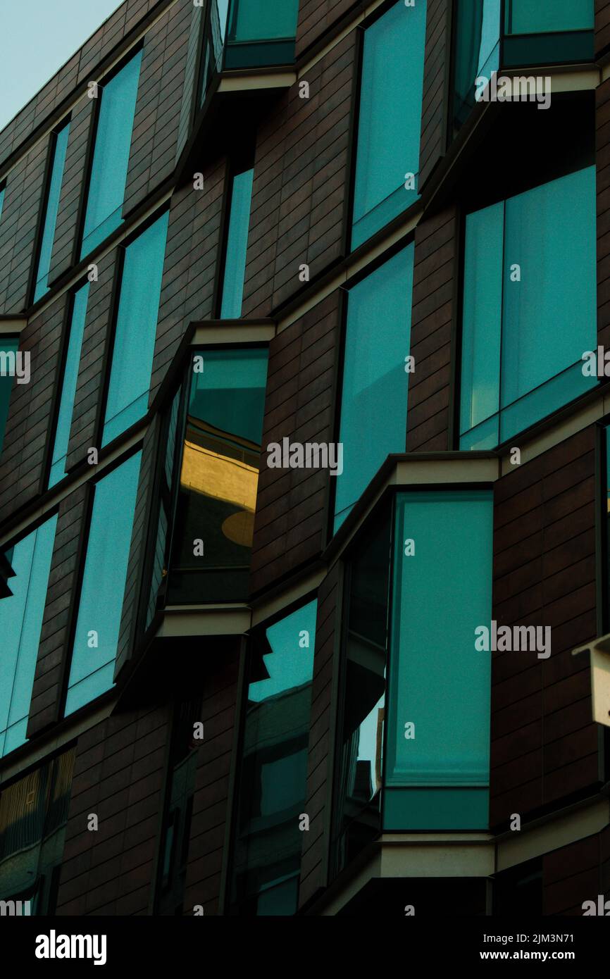 Black glass building hi-res stock photography and images - Alamy