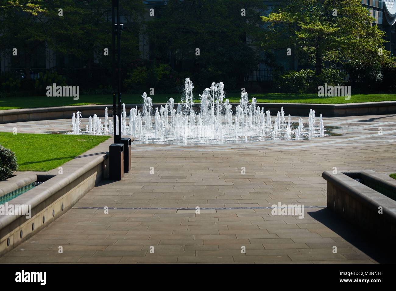 Park fountains in front of a building and trees Stock Photo - Alamy