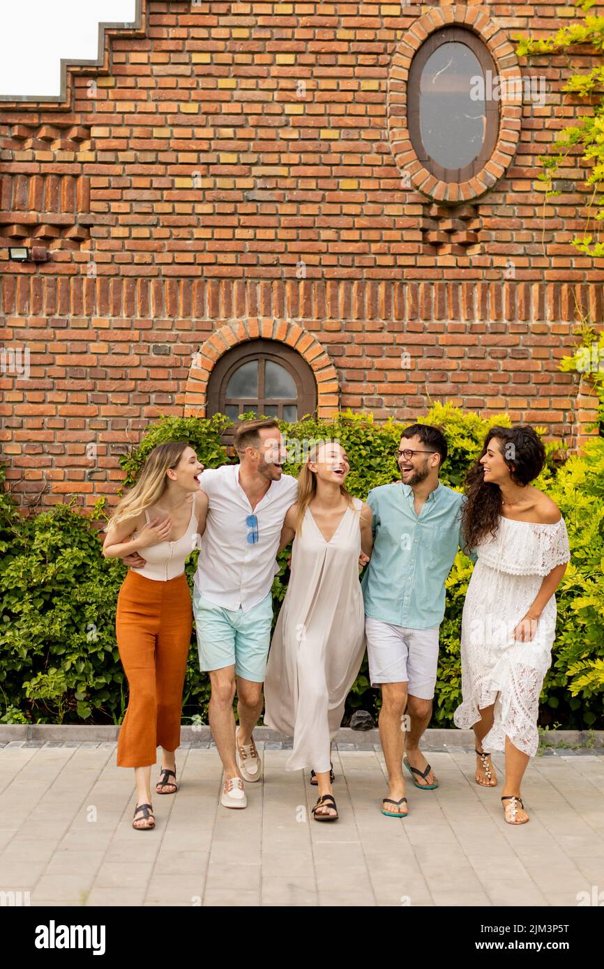 People having fun outdoors hi-res stock photography and images - Alamy