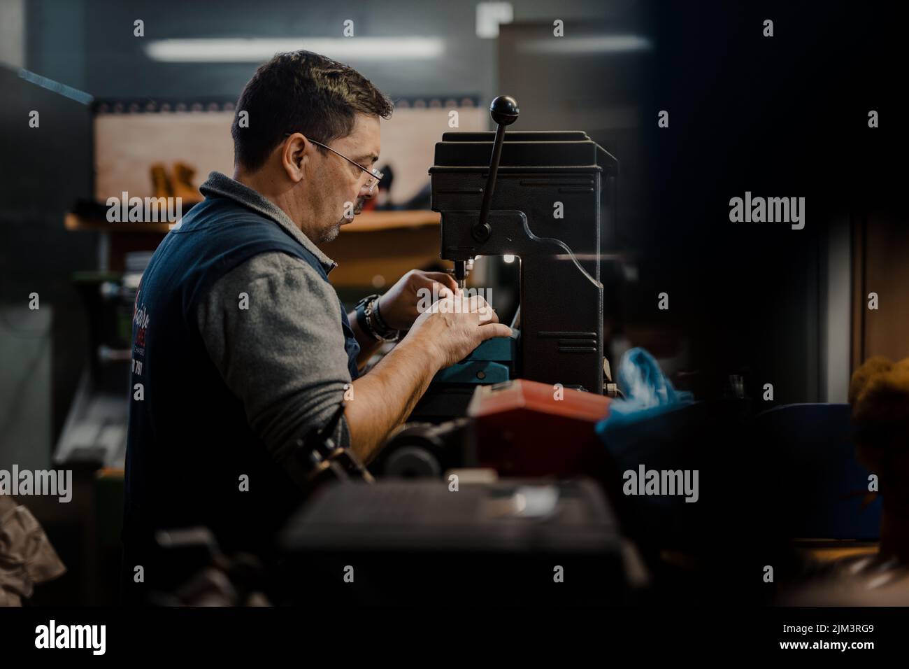 Man wearing metal glasses hi-res stock photography and images - Alamy