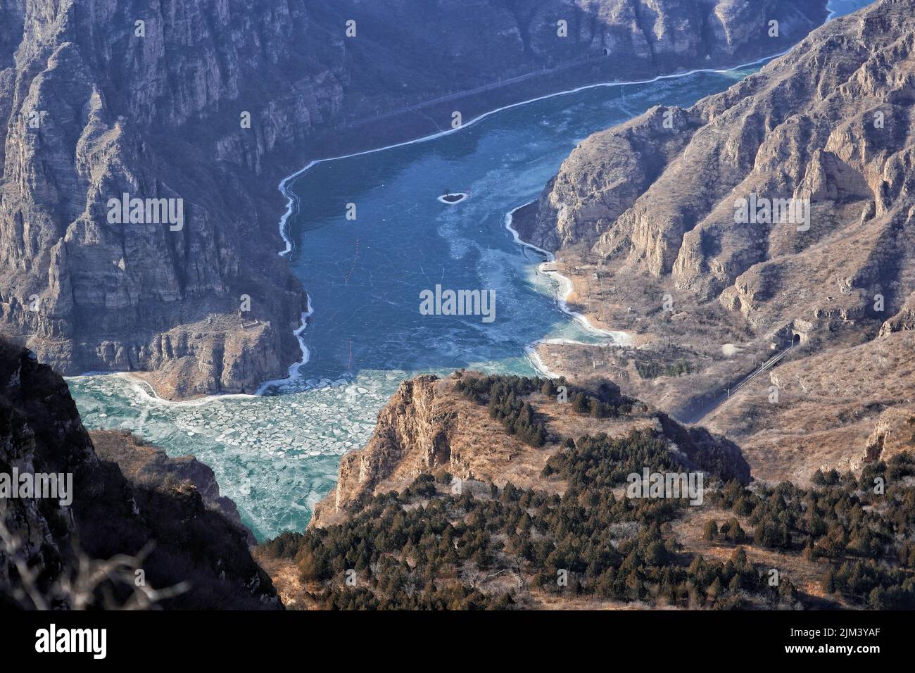 A scenic view of the Pearl lake in Beijing, China Stock Photo - Alamy