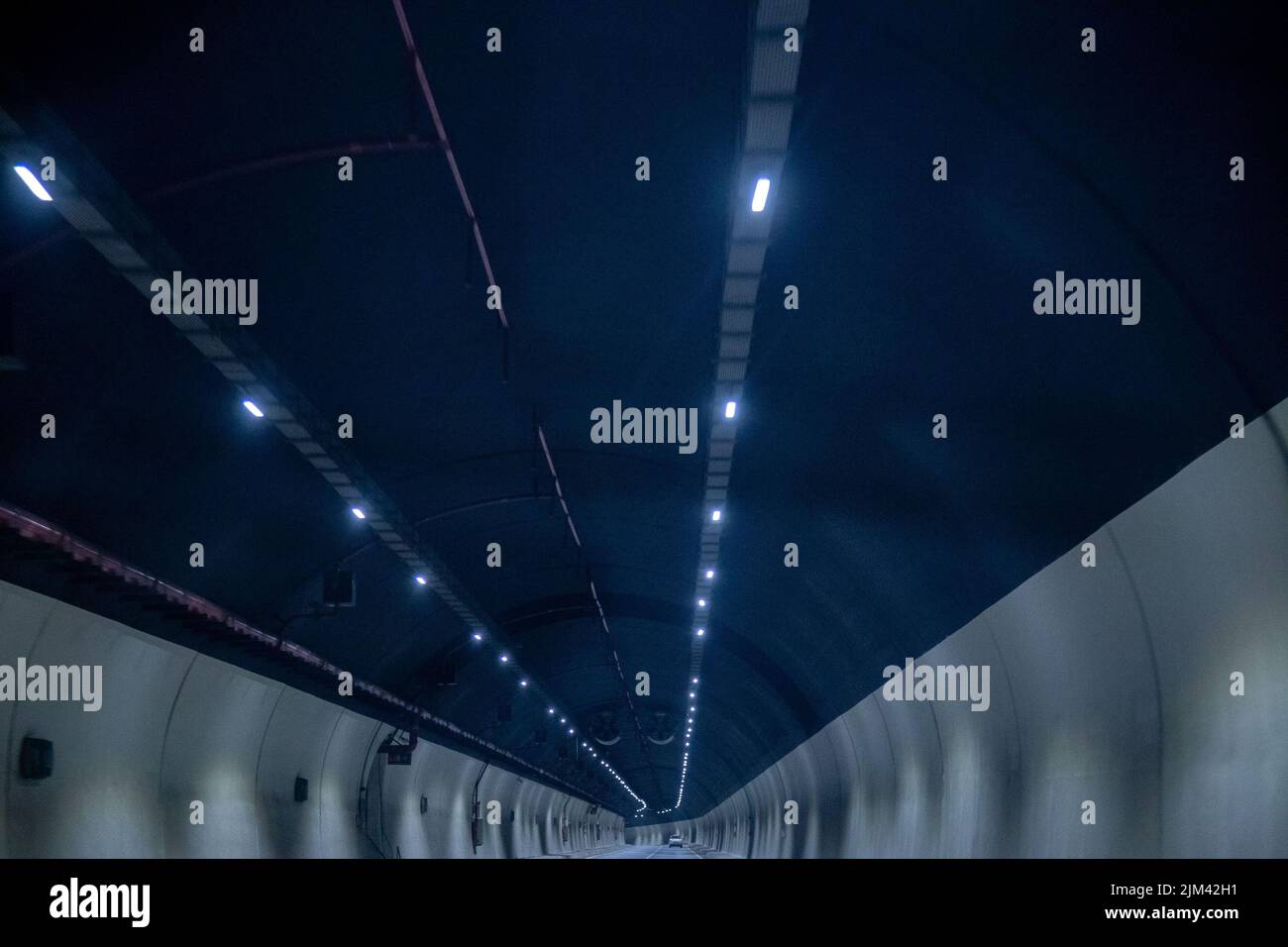 tunnel with leading lines and road Stock Photo - Alamy