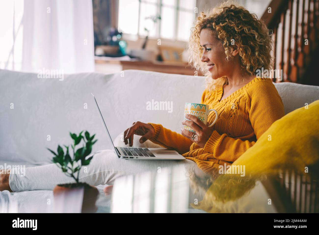 Real people ecommerce hi-res stock photography and images - Alamy