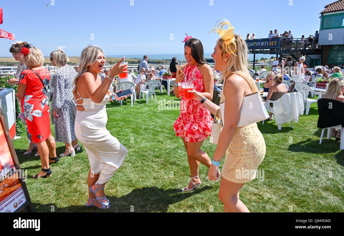 Brighton races ladies day 2022 hi-res stock photography and images - Alamy