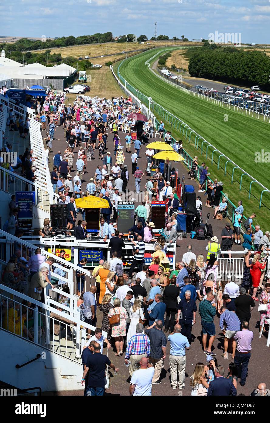 Brighton races ladies day hi-res stock photography and images - Alamy