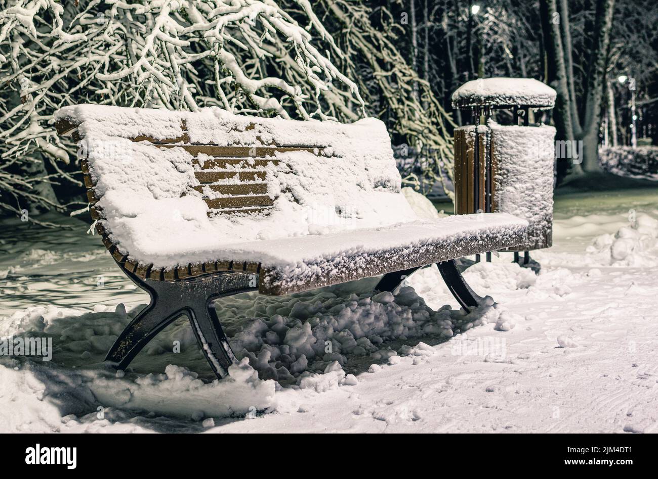 Empty bench street night chair hi-res stock photography and images - Alamy