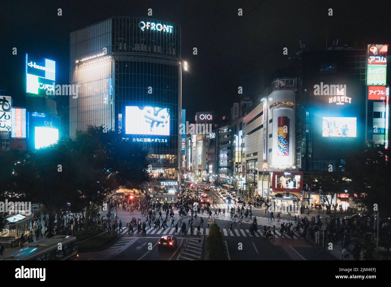 The famous Shibuya scramble crossing full of people at night in Tokyo ...