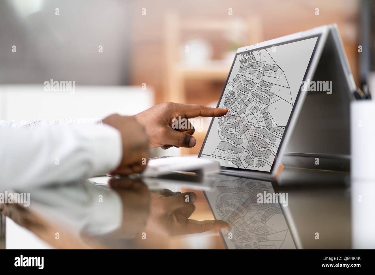 Computer screen building map hi-res stock photography and images - Alamy
