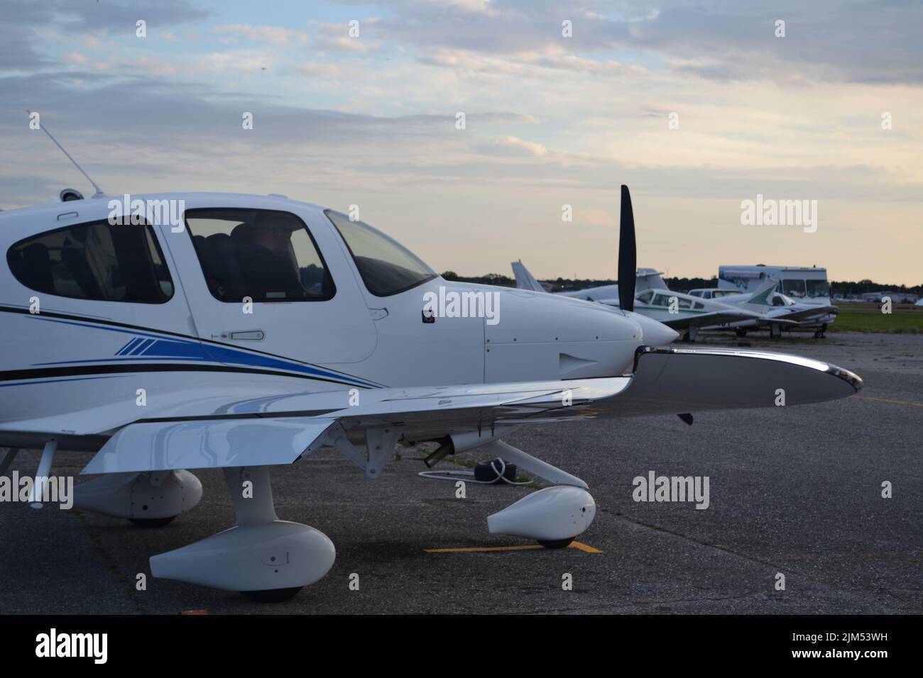 Cirrus plane hi-res stock photography and images - Alamy