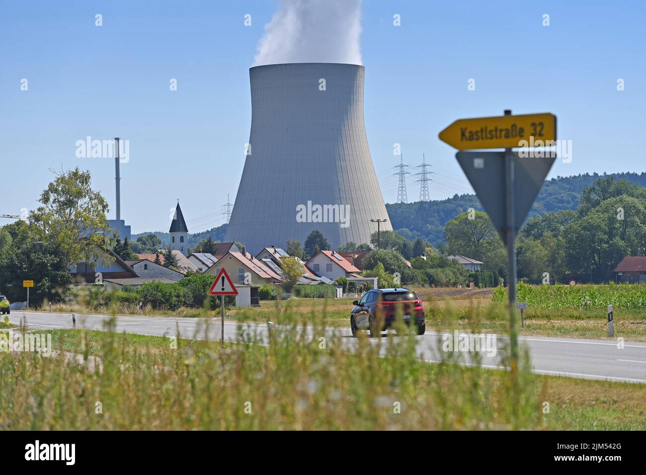Essenbach, Deutschland. 04th Aug, 2022. Nuclear power plant ISAR 2, cooling tower. ? Credit: dpa ...