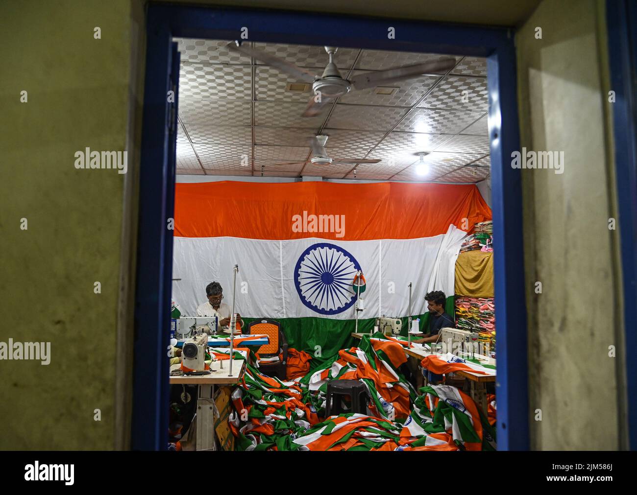 New Delhi, New Delhi, India. 1st Jan, 2020. Workers prepare the Indian ...
