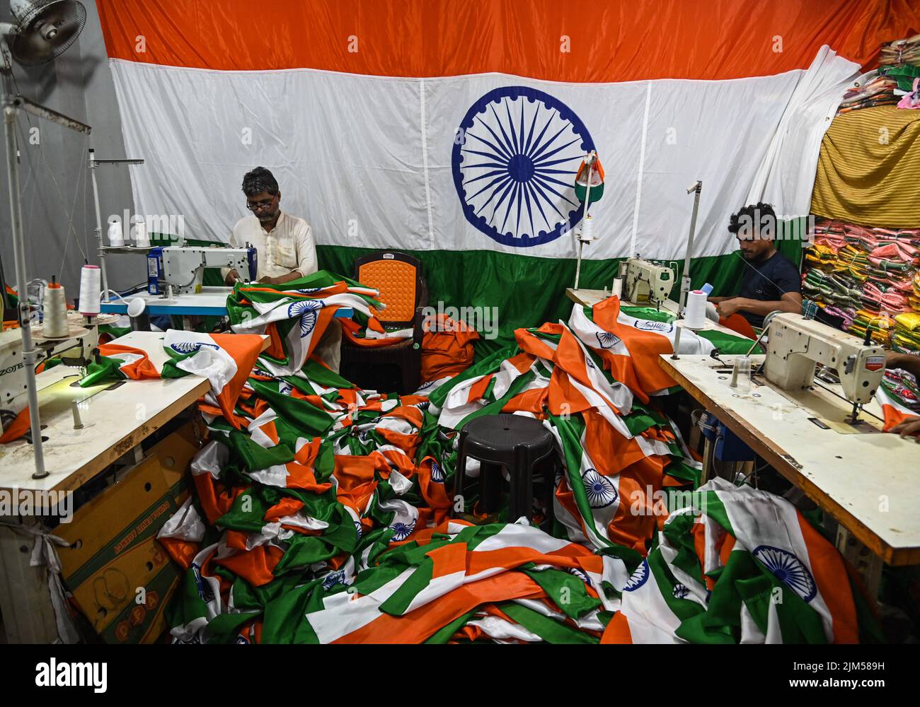 New Delhi, New Delhi, India. 1st Jan, 2020. Workers prepare the Indian ...