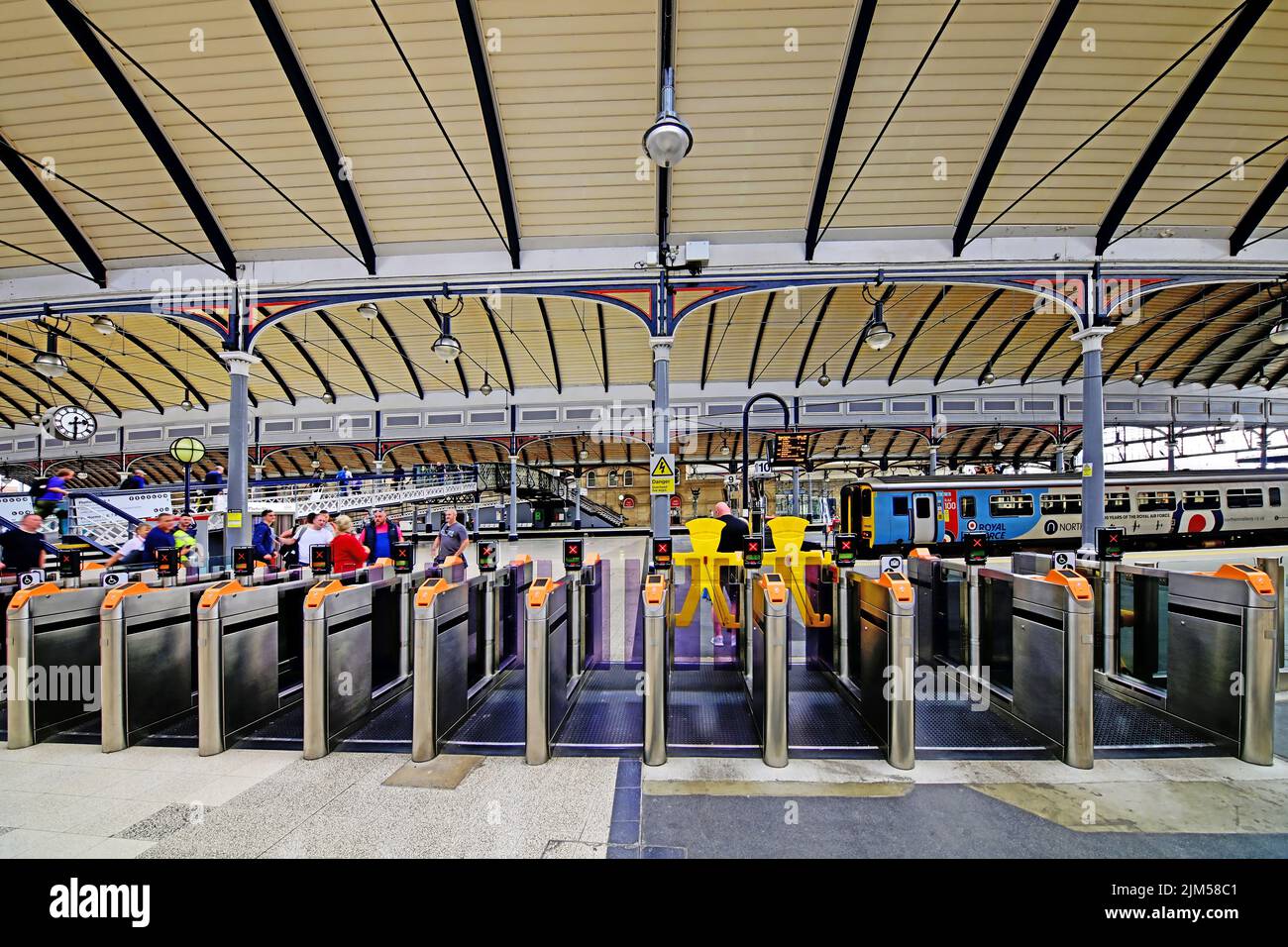 Bridge entry to rail station lines hi-res stock photography and images ...