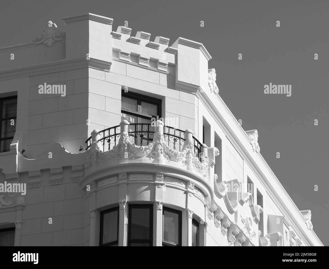 A grayscale shot of a building with architectural elements in ...
