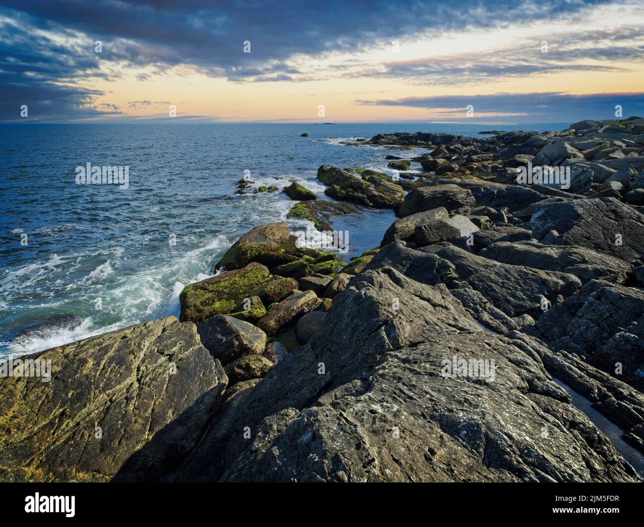 Rhode island rocky shore hi-res stock photography and images - Alamy