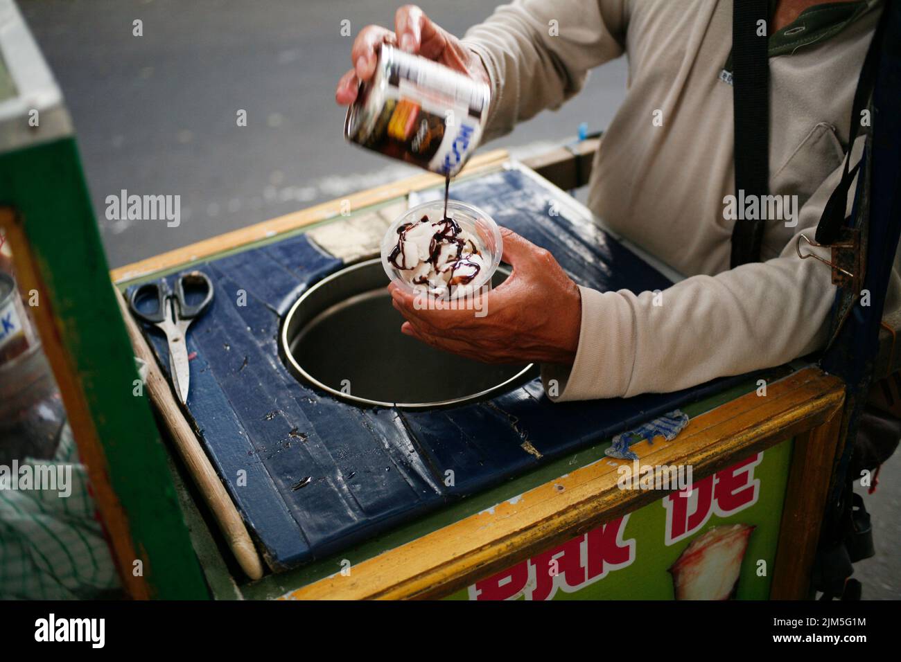 Traditional Indonesian ice cream seller serving customers Stock Photo ...