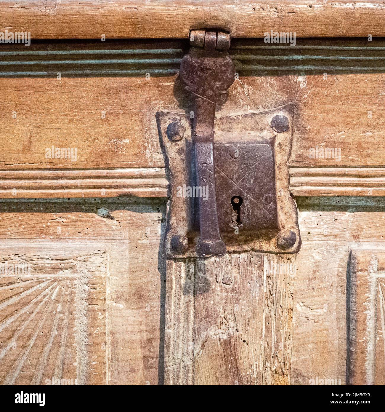 The detail of the lock of an antique trunk made of wood Stock Photo - Alamy