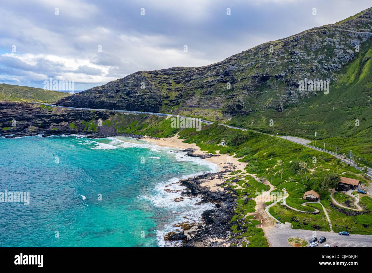 An aerial view of the azure water by the shore in Oahu, Hawaii Stock ...