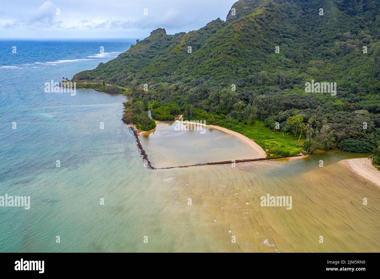 An aerial view of the azure water by the shore in Oahu, Hawaii Stock ...