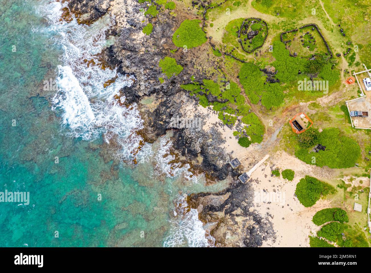 An aerial view of the azure water by the shore in Oahu, Hawaii Stock ...