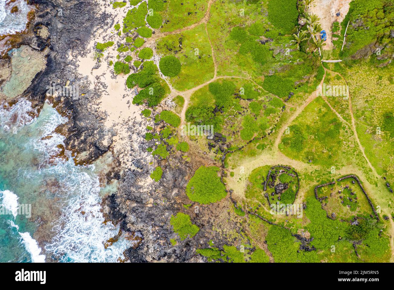 An aerial view of the azure water by the shore in Oahu, Hawaii Stock ...