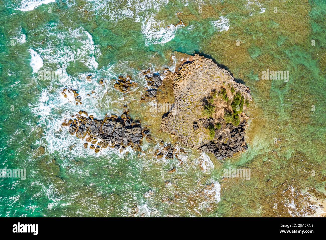 An aerial view of the azure water by the shore in Oahu, Hawaii Stock ...