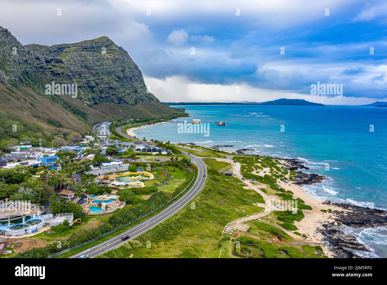 An aerial view of the azure water by the shore in Oahu, Hawaii Stock ...
