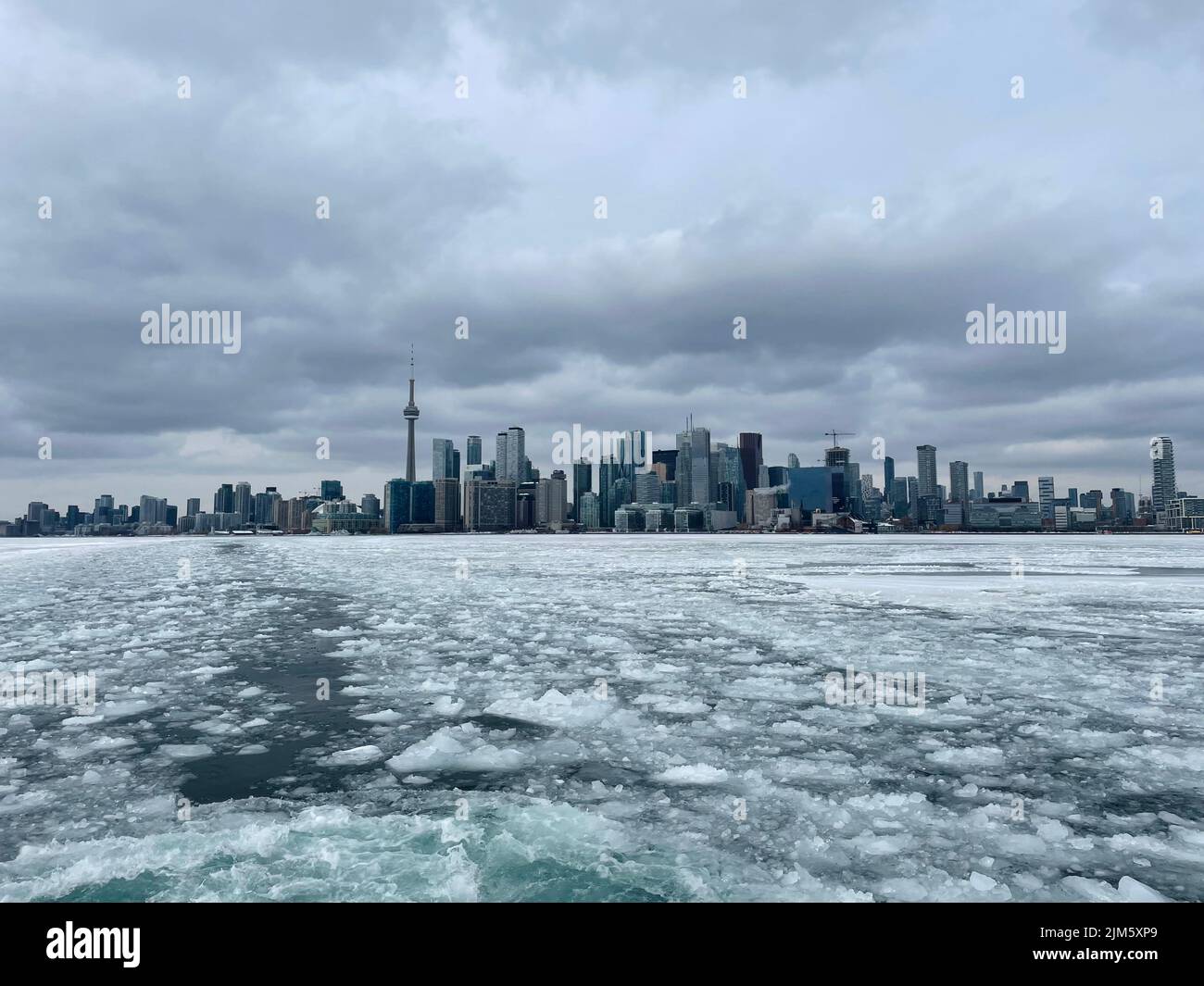 The city of Toronto, Canada, by frozen lake Ontario Stock Photo - Alamy