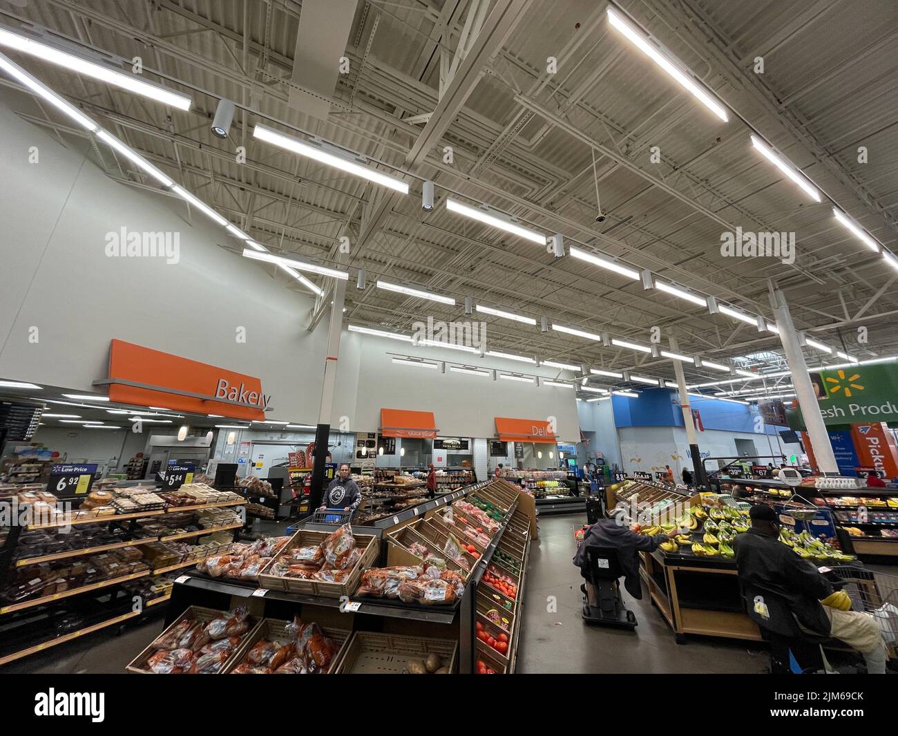 People shopping at walmart hi-res stock photography and images - Alamy