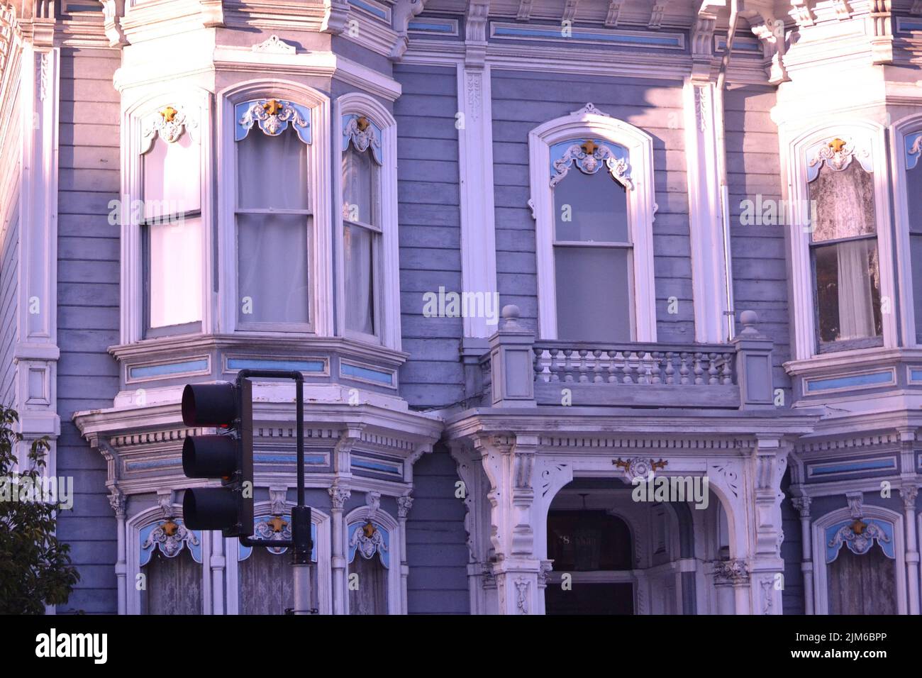 Haunted house exterior hi-res stock photography and images - Alamy
