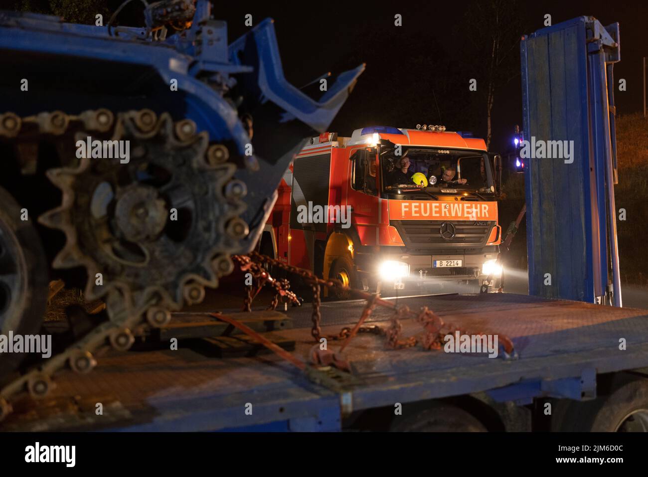 Berlin, Germany. 05th Aug, 2022. During the night, firefighting tanks ...