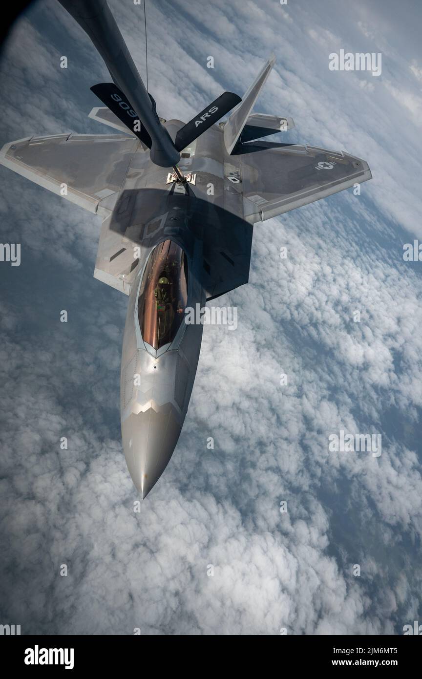 F 22 raptor aerial refuel hi-res stock photography and images - Alamy