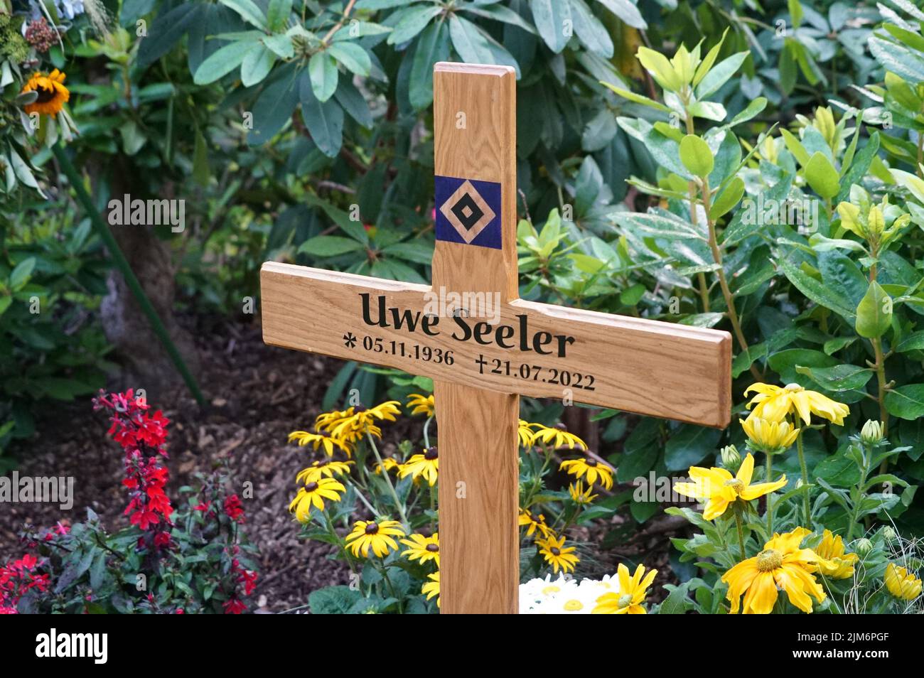 Hamburg, Germany. 04th Aug, 2022. A wooden cross stands on the grave of ...