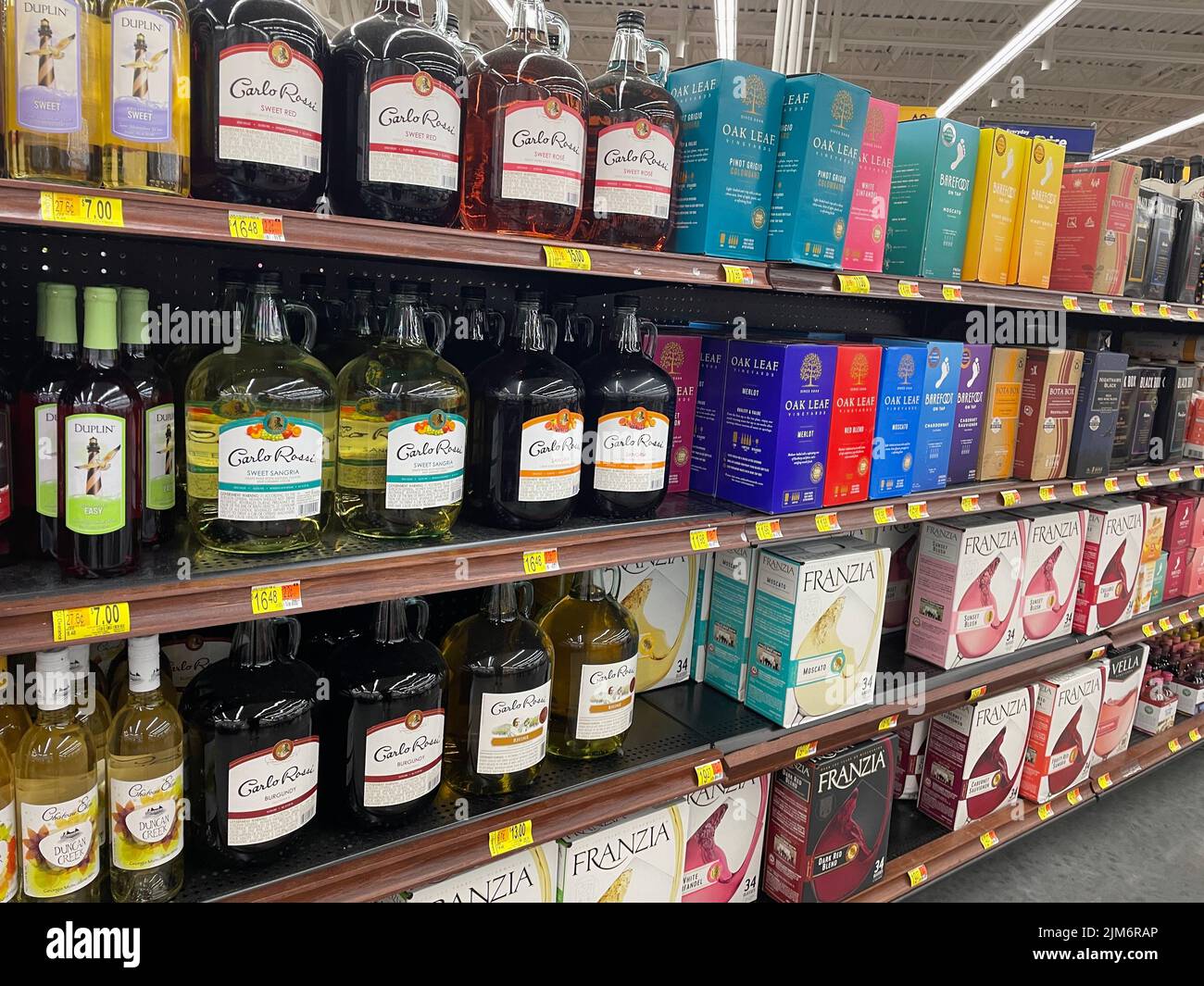 Grovetown, Ga USA - 04 29 22: Walmart grocery store wine section partial Stock Photo - Alamy