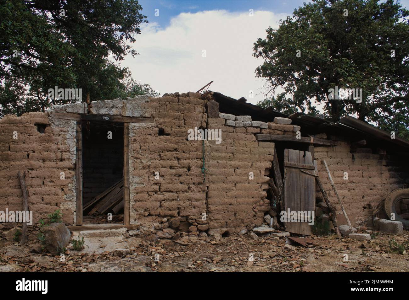 Abandoned mud straw house hi-res stock photography and images - Alamy