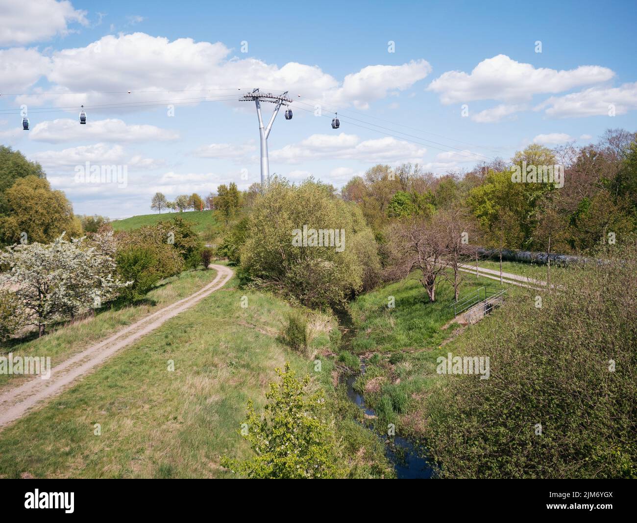 Die Seilbahn am Kienberg ueber einem Sandweg Stock Photo - Alamy